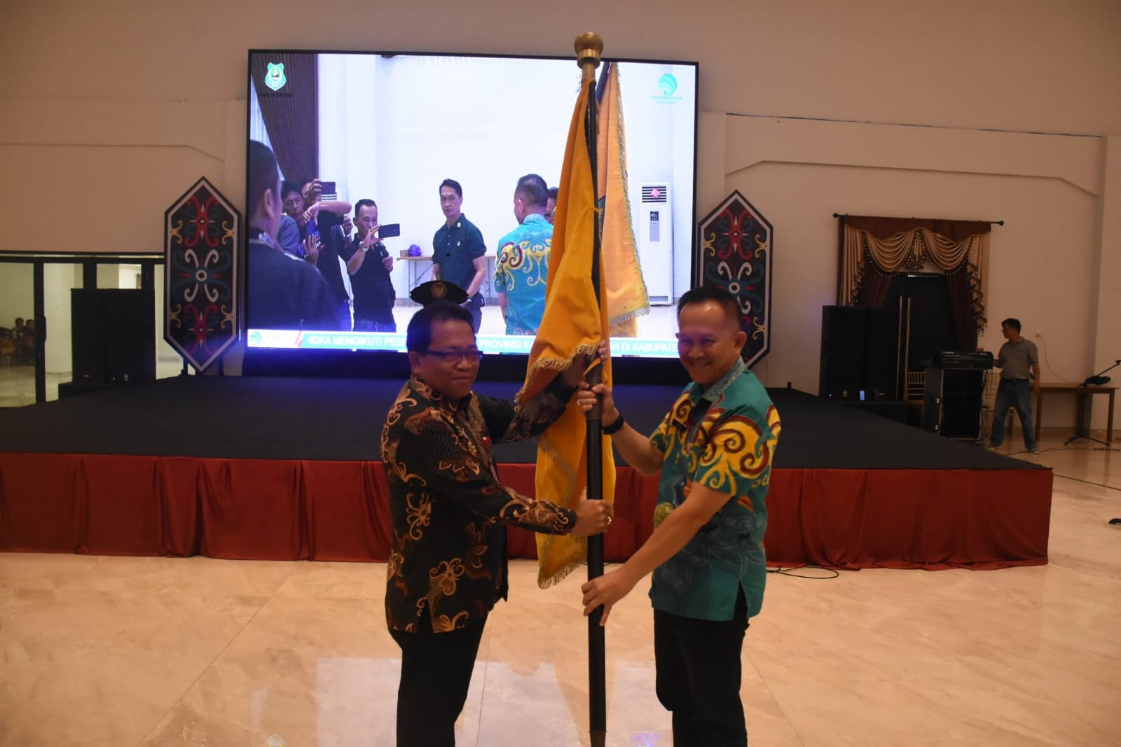 Pj. Bupati Erlin Hardi Resmi Melepas Kontingen Pesparawi Kapuas - Forum ... Pj. Bupati Erlin Hardi Resmi Melepas Kontingen Pesparawi Kapuas - Forum ...